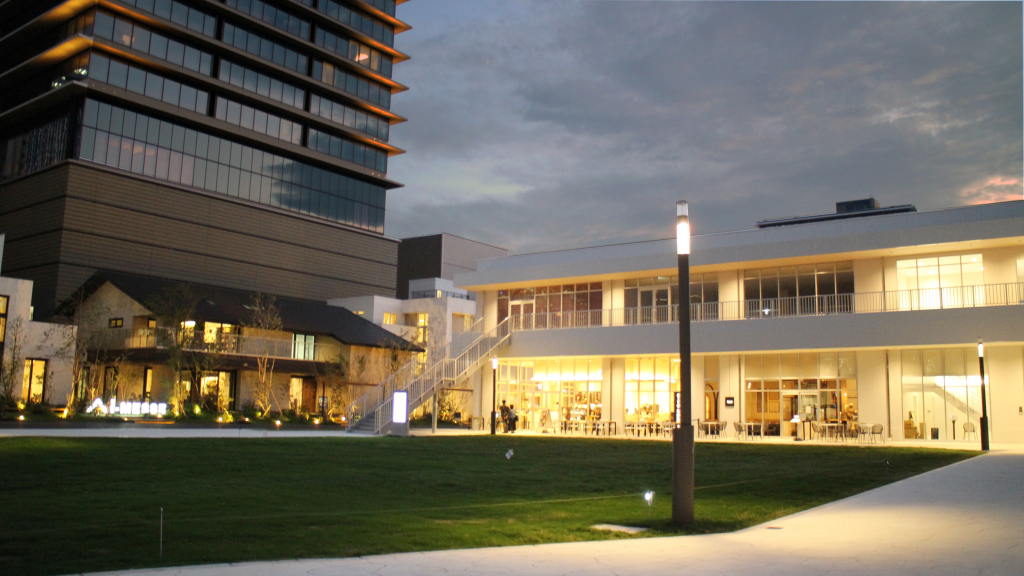 ～神奈川県横浜市の複合施設「LIVINGTOWN みなとみらい」に導入～ 『Secual Smart Pole』クラウド映像データ活用の国内初事例 防犯・防災・見守り機能にリモート警備サービス ...